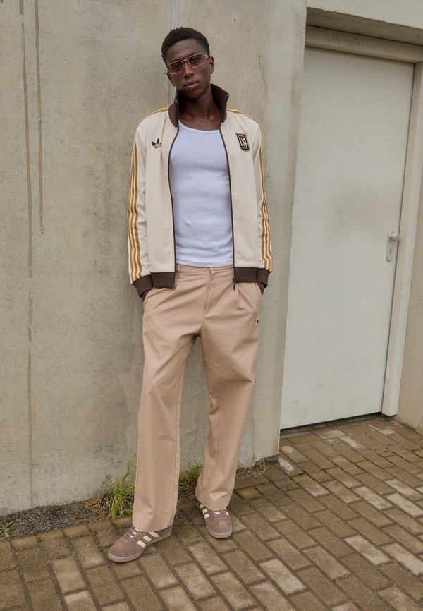 adidas Originals GAZELLE UNISEX - Trainers - earth strata/cream white ...