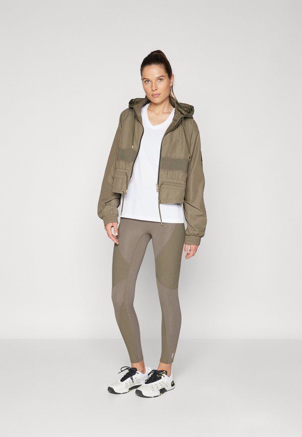 Nike Performance LOGO - Brassières de sport à maintien léger - black ...