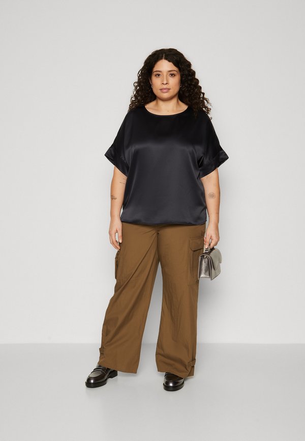 Vero Moda Curve VMCCHARLOTTE PANT - Pantalones cargo - capers/verde oscuro - Zalando.es