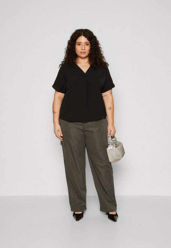 Vero Moda Curve VMCCHARLOTTE PANT - Pantalones cargo - capers/verde oscuro - Zalando.es