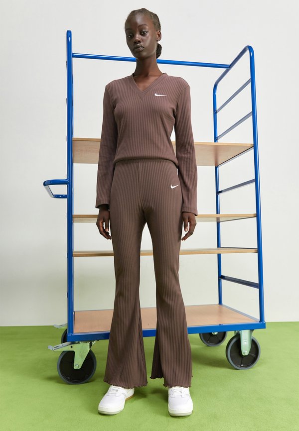 Nike Sportswear GAMMA FORCE - Trainers - white/phantom/light bone/sanddrift/gum light brown ...