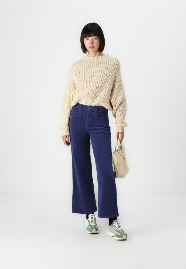 New Balance U327 UNISEX - Trainers - varsity gold/white - Zalando.co.uk